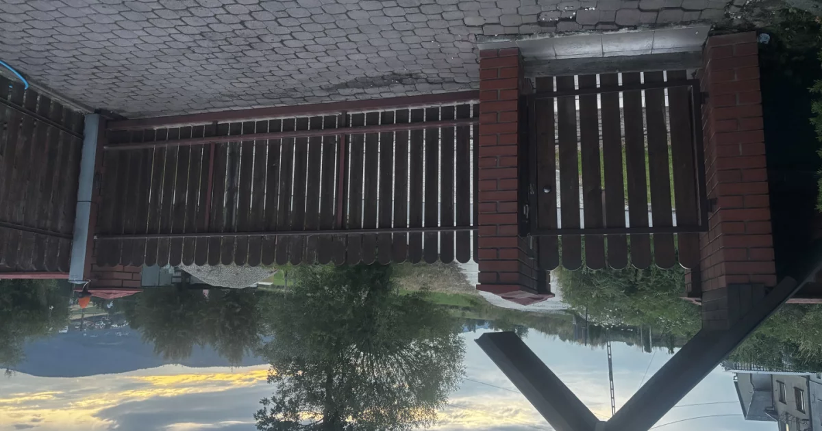 Brama przesuwna z automatem i bramką